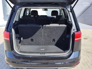Black Volkswagen Touran 2016 in Ramuciai, with an engine capacity of 2.00 L and mileage of 218 thousand km for 10950 €, photo 11 on AUTOMOTO.COM.LV