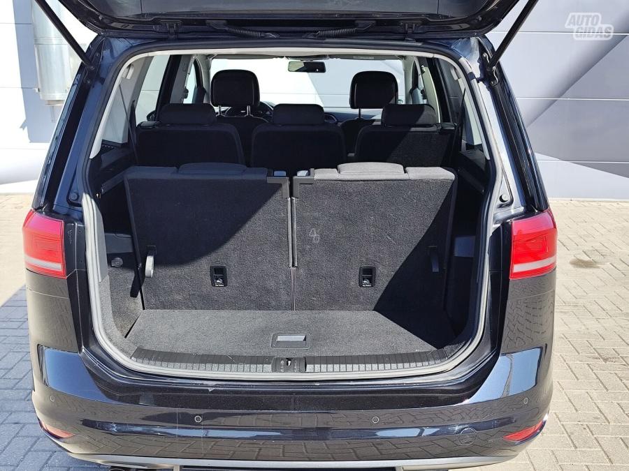 Black Volkswagen Touran 2016 in Ramuciai, with an engine capacity of 2.00 L and mileage of 218 thousand km for 10950 €, photo 11 on AUTOMOTO.COM.LV