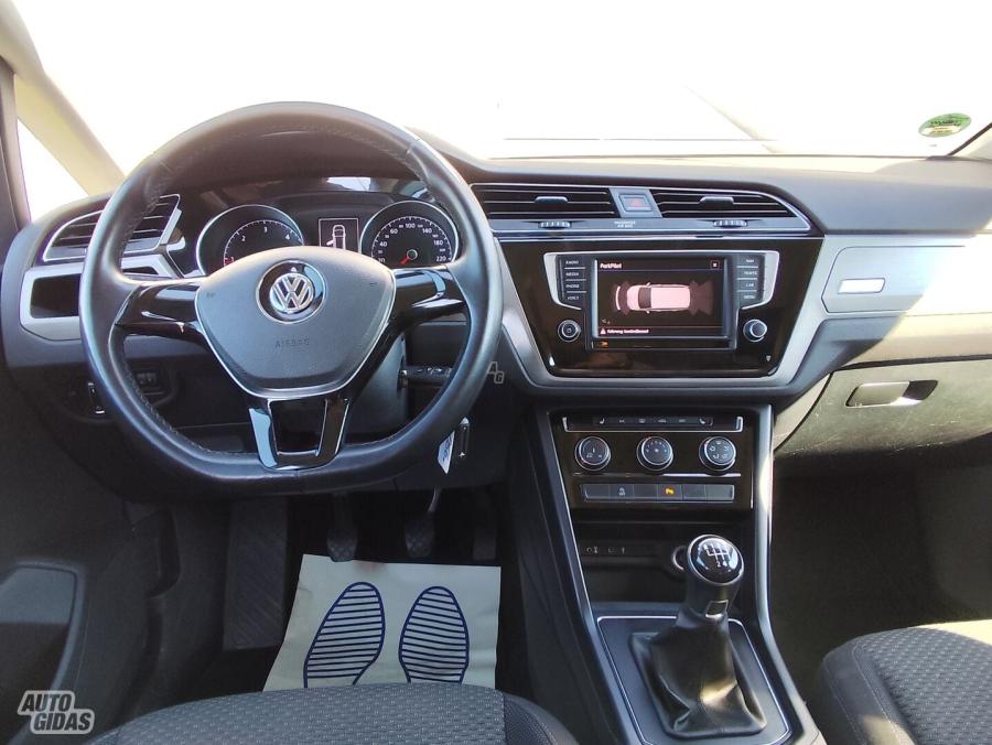 Black Volkswagen Touran 2016 in Ramuciai, with an engine capacity of 2.00 L and mileage of 218 thousand km for 10950 €, photo 14 on AUTOMOTO.COM.LV