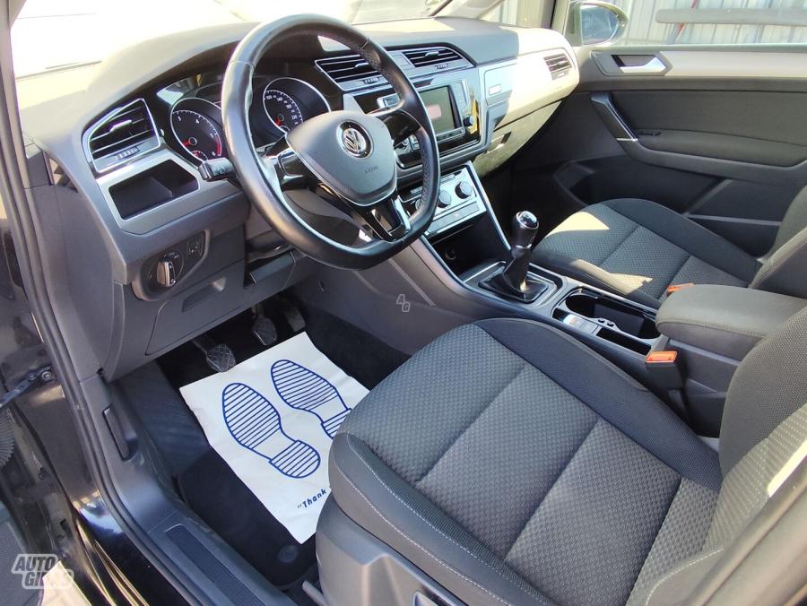 Black Volkswagen Touran 2016 in Ramuciai, with an engine capacity of 2.00 L and mileage of 218 thousand km for 10950 €, photo 17 on AUTOMOTO.COM.LV
