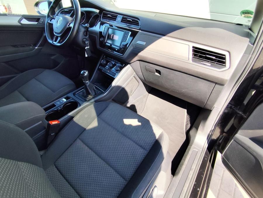 Black Volkswagen Touran 2016 in Ramuciai, with an engine capacity of 2.00 L and mileage of 218 thousand km for 10950 €, photo 19 on AUTOMOTO.COM.LV