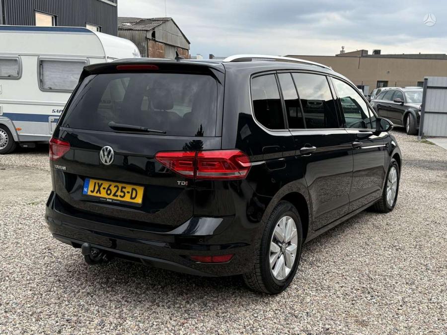 Melns Volkswagen Touran 2016 Kauņa, ar dzinēja tilpumu 1.60 L un nobraukumu 264 tūkst. km par 8150 €, foto 4 vietnē AUTOMOTO.COM.LV