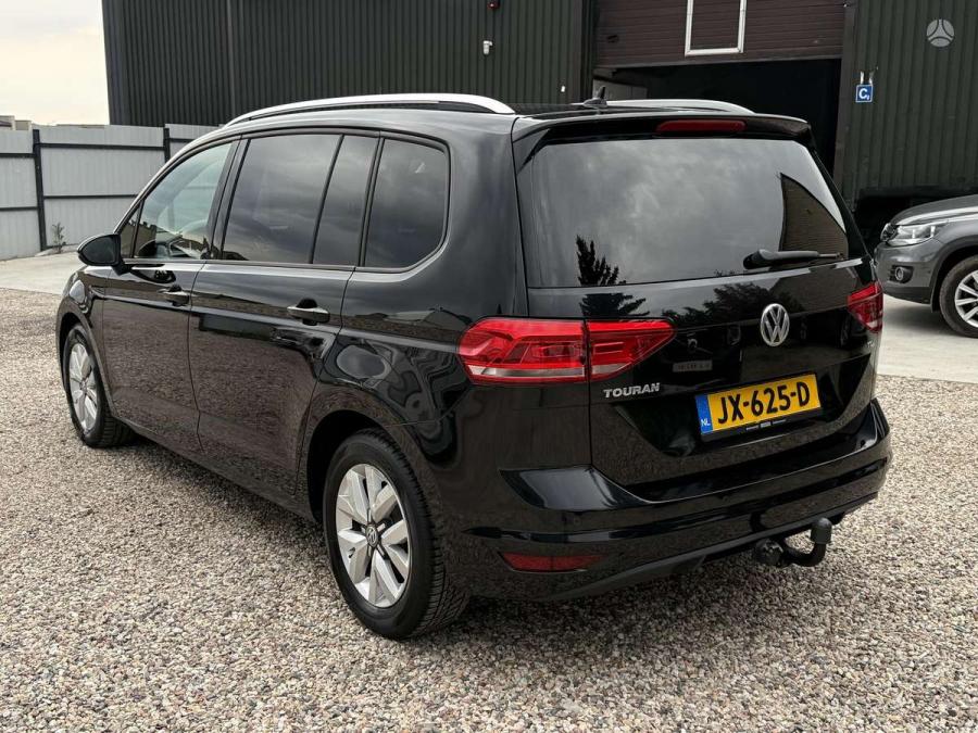 Melns Volkswagen Touran 2016 Kauņa, ar dzinēja tilpumu 1.60 L un nobraukumu 264 tūkst. km par 8150 €, foto 5 vietnē AUTOMOTO.COM.LV
