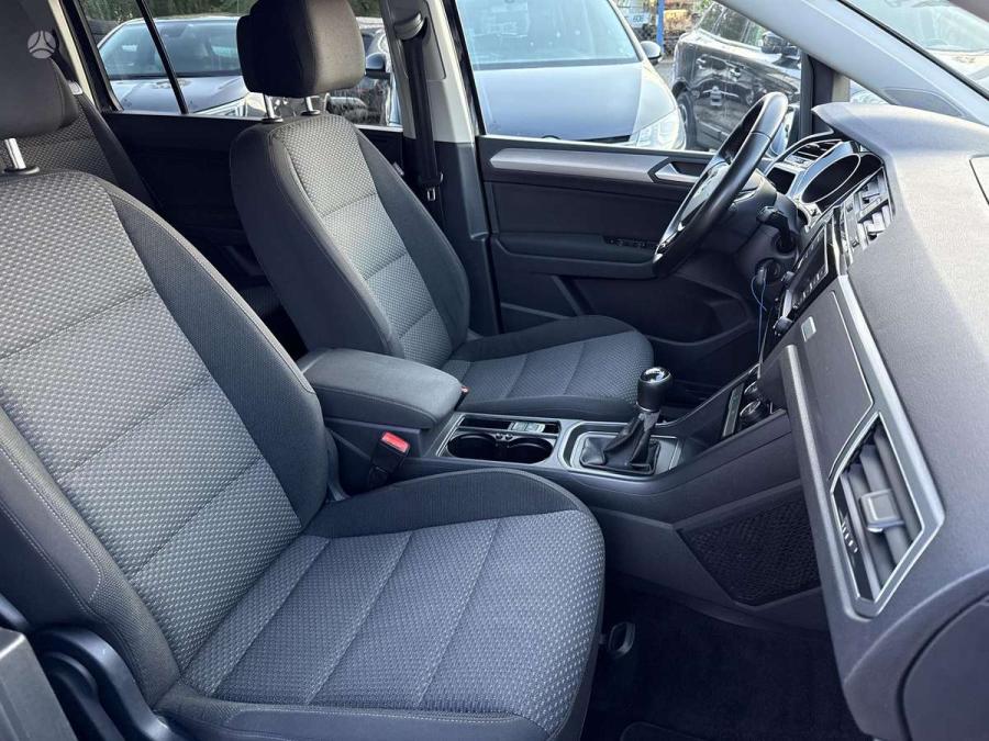 Black Volkswagen Touran 2016 in Ukmerge, with an engine capacity of 1.20 L and mileage of 250 thousand km for 7250 €, photo 10 on AUTOMOTO.COM.LV