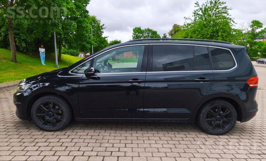 Black Volkswagen Touran 2017 in Dobele, with an engine capacity of 2.00 L and mileage of 236 thousand km for 11900 €, photo 3 on AUTOMOTO.COM.LV