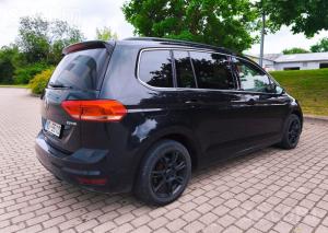 Black Volkswagen Touran 2017 in Dobele, with an engine capacity of 2.00 L and mileage of 236 thousand km for 11900 €, photo 4 on AUTOMOTO.COM.LV