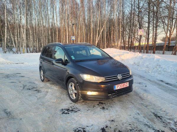 Black Volkswagen Touran 2017 in Vilnius, with an engine capacity of 1.60 L and mileage of 250 thousand km for 7950 €, photo 3 on AUTOMOTO.COM.LV