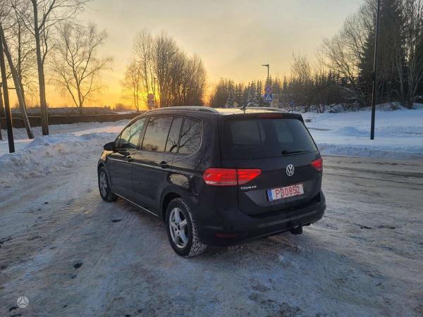 Black Volkswagen Touran 2017 in Vilnius, with an engine capacity of 1.60 L and mileage of 250 thousand km for 7950 €, photo 4 on AUTOMOTO.COM.LV