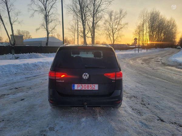 Black Volkswagen Touran 2017 in Vilnius, with an engine capacity of 1.60 L and mileage of 250 thousand km for 7950 €, photo 5 on AUTOMOTO.COM.LV