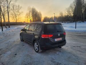 Black Volkswagen Touran 2017 in Vilnius, with an engine capacity of 1.60 L and mileage of 250 thousand km for 7950 €, photo 4 on AUTOMOTO.COM.LV