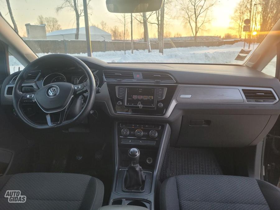 Black Volkswagen Touran 2017 in Vilnius, with an engine capacity of 1.60 L and mileage of 250 thousand km for 7950 €, photo 7 on AUTOMOTO.COM.LV