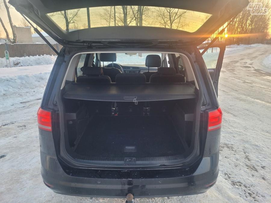 Black Volkswagen Touran 2017 in Vilnius, with an engine capacity of 1.60 L and mileage of 250 thousand km for 7950 €, photo 13 on AUTOMOTO.COM.LV