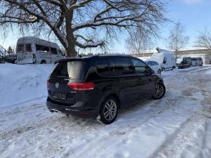 Black Volkswagen Touran 2017 in Utena, with an engine capacity of 2.00 L and mileage of 183 thousand km for 12700 €, photo 4 on AUTOMOTO.COM.LV
