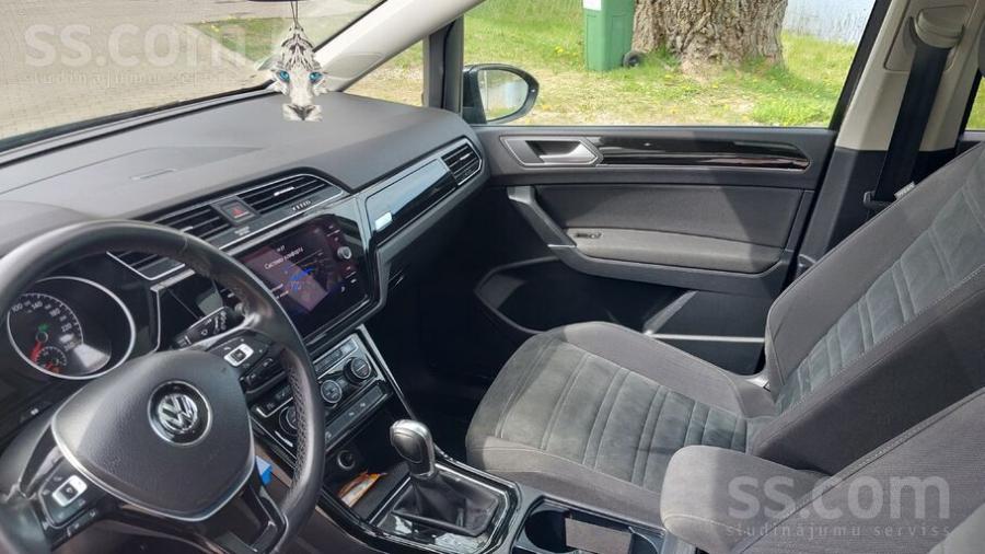 Black Volkswagen Touran 2017 in Aluksne, with an engine capacity of 1.60 L and mileage of 0 thousand km for 10500 €, photo 25 on AUTOMOTO.COM.LV