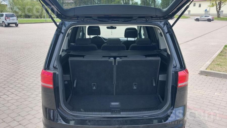 Black Volkswagen Touran 2017 in Aluksne, with an engine capacity of 1.60 L and mileage of 0 thousand km for 10500 €, photo 32 on AUTOMOTO.COM.LV
