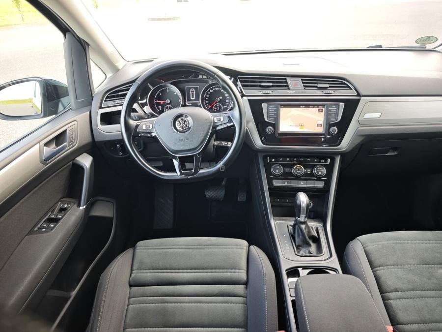 Black Volkswagen Touran 2017 in Vilnius, with an engine capacity of 2.00 L and mileage of 266 thousand km for 9100 €, photo 16 on AUTOMOTO.COM.LV