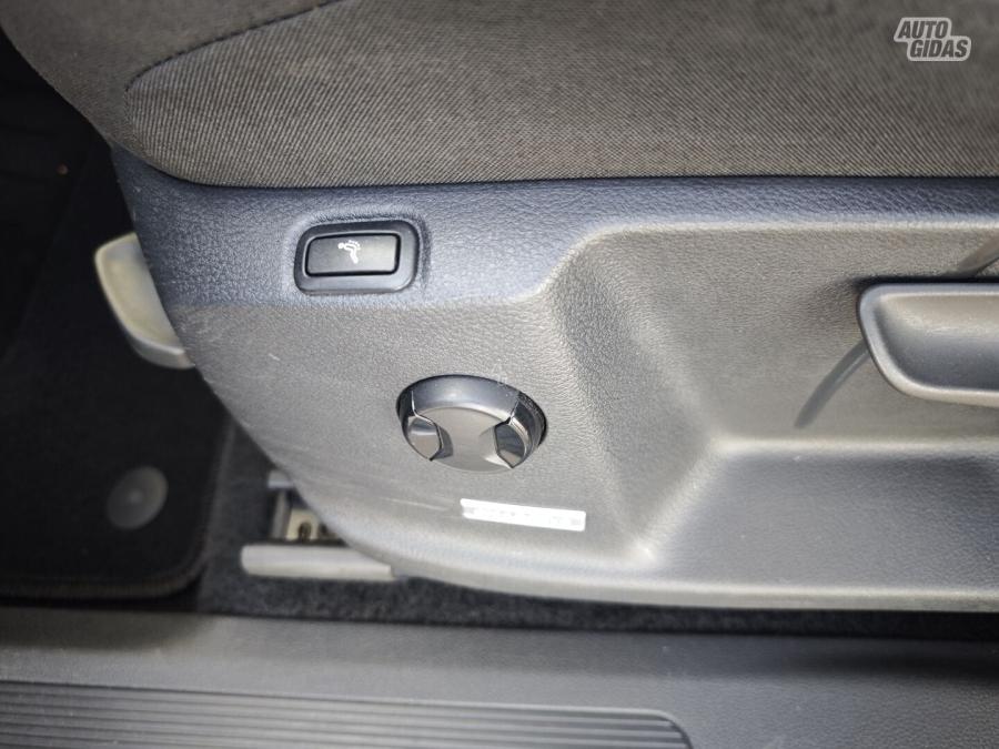 Black Volkswagen Touran 2017 in Vilnius, with an engine capacity of 2.00 L and mileage of 266 thousand km for 9100 €, photo 19 on AUTOMOTO.COM.LV