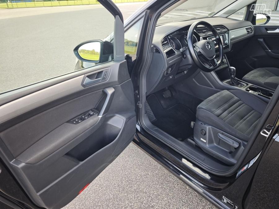 Black Volkswagen Touran 2017 in Vilnius, with an engine capacity of 2.00 L and mileage of 266 thousand km for 9100 €, photo 20 on AUTOMOTO.COM.LV