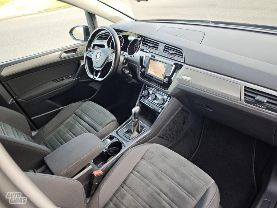 Black Volkswagen Touran 2017 in Vilnius, with an engine capacity of 2.00 L and mileage of 266 thousand km for 9100 €, photo 21 on AUTOMOTO.COM.LV