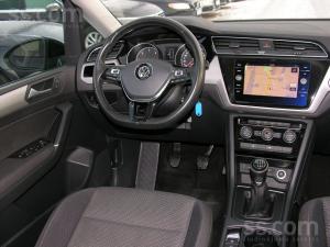 Black Volkswagen Touran 2018 in Riga, with an engine capacity of 1.60 L and mileage of 197 thousand km for 9450 €, photo 14 on AUTOMOTO.COM.LV