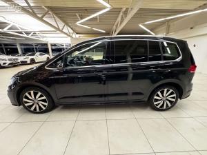 Black Volkswagen Touran 2018 in Kaunas, with an engine capacity of 2.00 L and mileage of 86 thousand km for 25428 €, photo 14 on AUTOMOTO.COM.LV