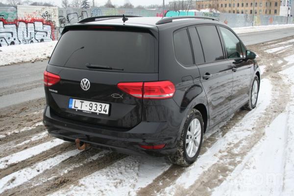 Melns Volkswagen Touran 2018 Rīga, ar dzinēja tilpumu 1.50 L un nobraukumu 289 tūkst. km par 12000 €, foto 3 vietnē AUTOMOTO.COM.LV