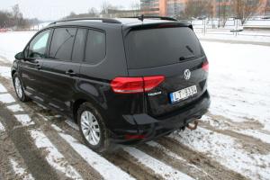 Black Volkswagen Touran 2018 in Riga, with an engine capacity of 1.50 L and mileage of 289 thousand km for 12000 €, photo 4 on AUTOMOTO.COM.LV