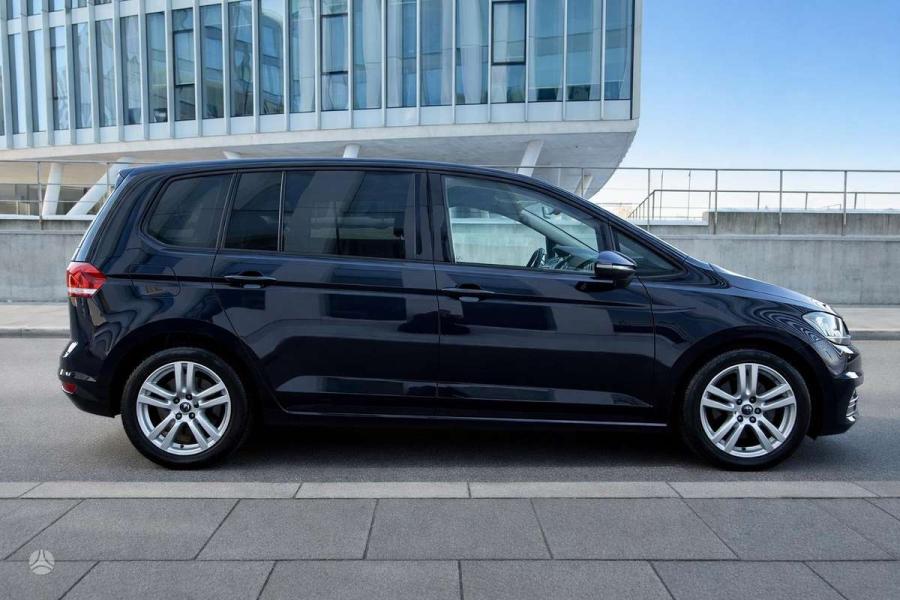 Melns Volkswagen Touran 2018 Viļņa, ar dzinēja tilpumu 1.60 L un nobraukumu 203 tūkst. km par 11990 €, foto 4 vietnē AUTOMOTO.COM.LV