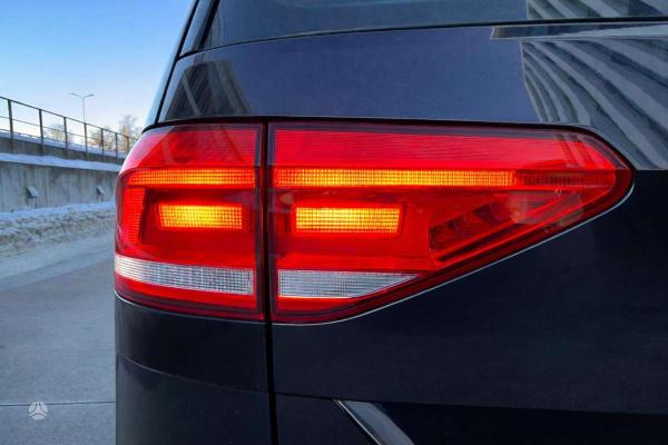 Black Volkswagen Touran 2018 in Vilnius, with an engine capacity of 1.60 L and mileage of 203 thousand km for 11990 €, photo 11 on AUTOMOTO.COM.LV