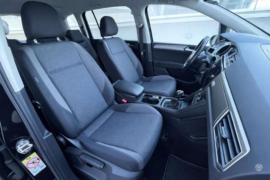 Melns Volkswagen Touran 2018 Viļņa, ar dzinēja tilpumu 1.60 L un nobraukumu 203 tūkst. km par 11990 €, foto 22 vietnē AUTOMOTO.COM.LV