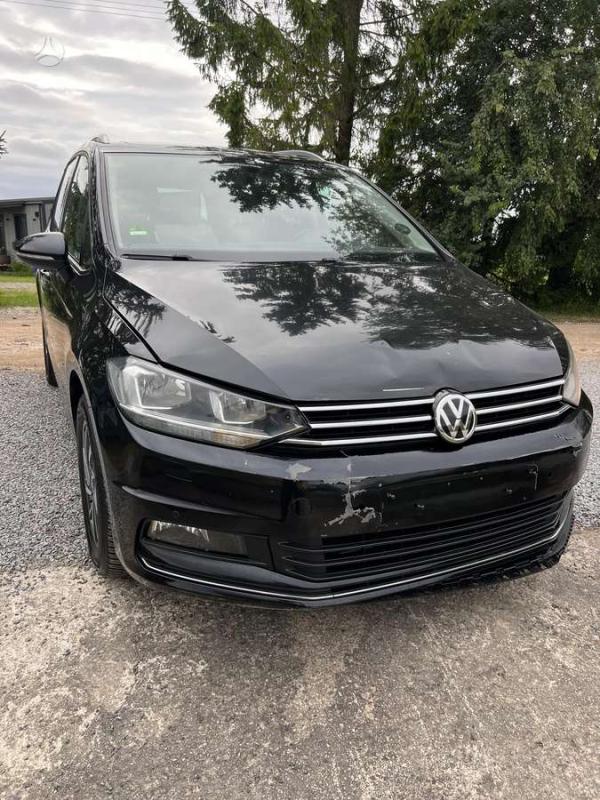 Black Volkswagen Touran 2018 in Kaunas, with an engine capacity of 1.60 L and mileage of 191 thousand km for 6850 €, photo 9 on AUTOMOTO.COM.LV