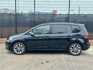 Black Volkswagen Touran 2019 in Riga, with an engine capacity of 1.50 L and mileage of 110 thousand km for 17900 €, photo 2 on AUTOMOTO.COM.LV