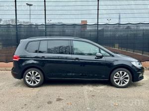 Black Volkswagen Touran 2019 in Riga, with an engine capacity of 1.50 L and mileage of 110 thousand km for 17900 €, photo 6 on AUTOMOTO.COM.LV