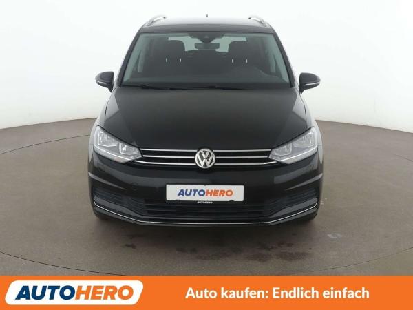 Black Volkswagen Touran 2019 in Kaunas, with an engine capacity of 1.60 L and mileage of 87 thousand km for 23317 €, photo 9 on AUTOMOTO.COM.LV