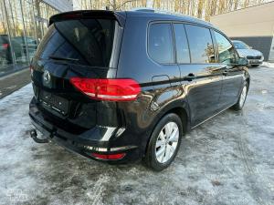 Black Volkswagen Touran 2020 in Kaunas, with an engine capacity of 1.50 L and mileage of 230 thousand km for 13500 €, photo 4 on AUTOMOTO.COM.LV