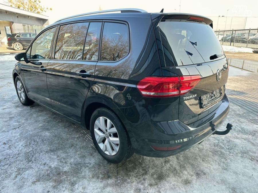 Black Volkswagen Touran 2020 in Kaunas, with an engine capacity of 1.50 L and mileage of 230 thousand km for 13500 €, photo 5 on AUTOMOTO.COM.LV