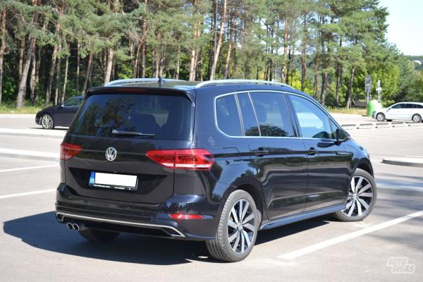 Black Volkswagen Touran 2020 in Kaunas, with an engine capacity of 2.00 L and mileage of 98 thousand km for 14995 €, photo 6 on AUTOMOTO.COM.LV