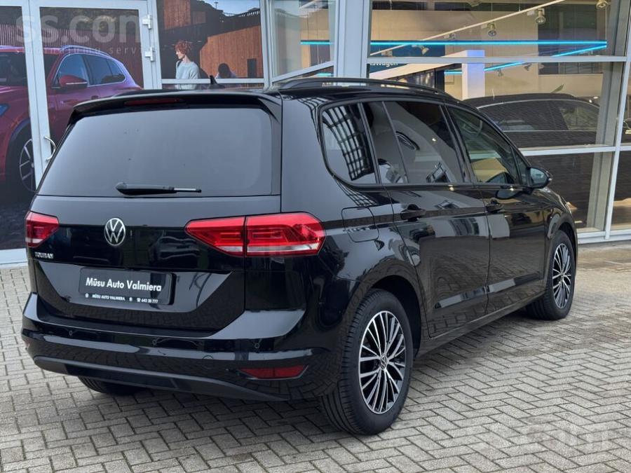 Black Volkswagen Touran 2020 in Valmiera, with an engine capacity of 2.00 L and mileage of 170 thousand km for 17500 €, photo 7 on AUTOMOTO.COM.LV