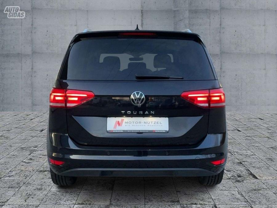 Melns Volkswagen Touran 2022 Kauņa, ar dzinēja tilpumu 2.00 L un nobraukumu 56 tūkst. km par 29898 €, foto 5 vietnē AUTOMOTO.COM.LV