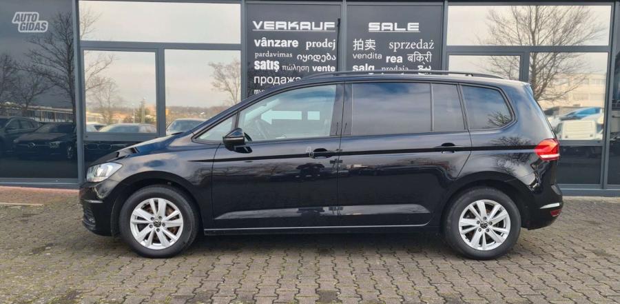 Black Volkswagen Touran 2022 in Kaunas, with an engine capacity of 2.00 L and mileage of 87 thousand km for 26925 €, photo 4 on AUTOMOTO.COM.LV