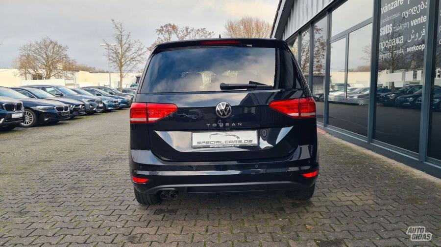 Black Volkswagen Touran 2022 in Kaunas, with an engine capacity of 2.00 L and mileage of 87 thousand km for 26925 €, photo 6 on AUTOMOTO.COM.LV