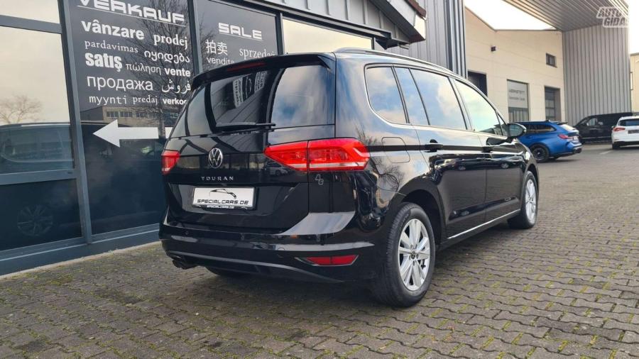 Black Volkswagen Touran 2022 in Kaunas, with an engine capacity of 2.00 L and mileage of 87 thousand km for 26925 €, photo 7 on AUTOMOTO.COM.LV