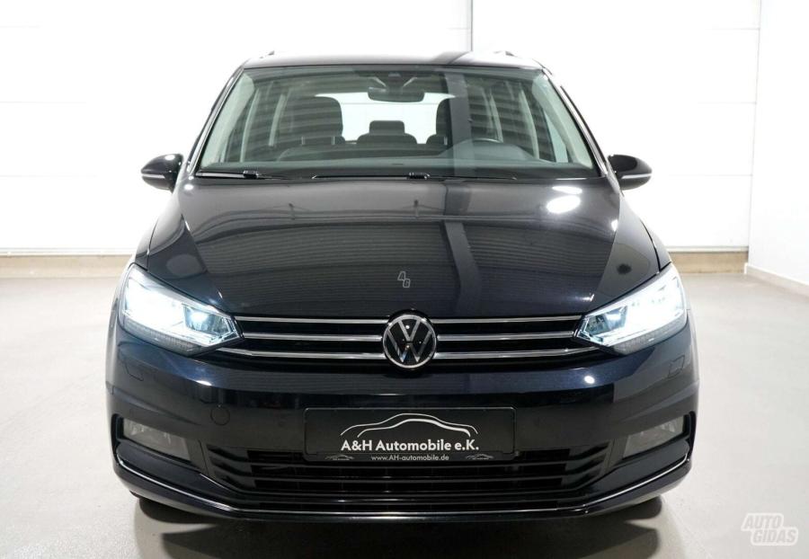 Black Volkswagen Touran 2022 in Kaunas, with an engine capacity of 2.00 L and mileage of 44 thousand km for 32151 €, photo 2 on AUTOMOTO.COM.LV