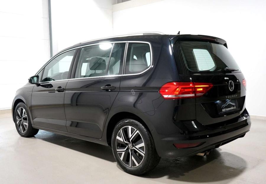 Black Volkswagen Touran 2022 in Kaunas, with an engine capacity of 2.00 L and mileage of 44 thousand km for 32151 €, photo 4 on AUTOMOTO.COM.LV