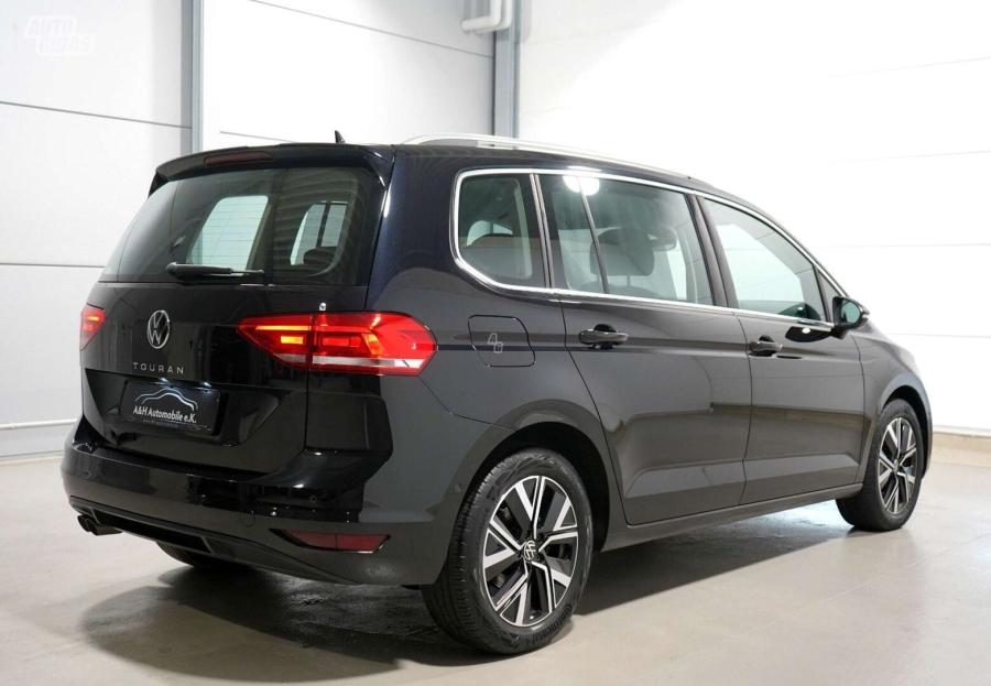 Black Volkswagen Touran 2022 in Kaunas, with an engine capacity of 2.00 L and mileage of 44 thousand km for 32151 €, photo 8 on AUTOMOTO.COM.LV