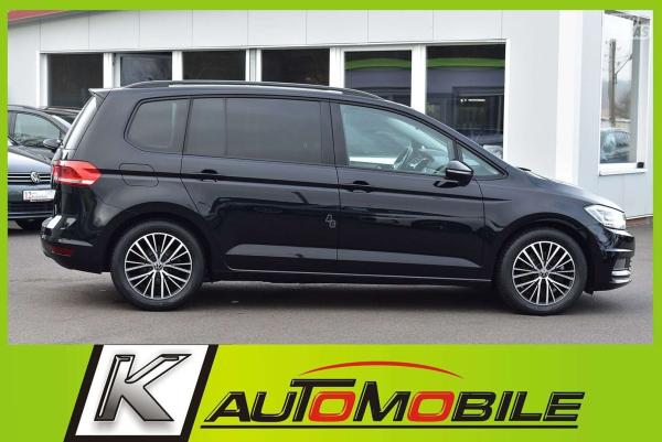 Melns Volkswagen Touran 2023 Kauņa, ar dzinēja tilpumu 1.50 L un nobraukumu 22 tūkst. km par 33197 €, foto 2 vietnē AUTOMOTO.COM.LV