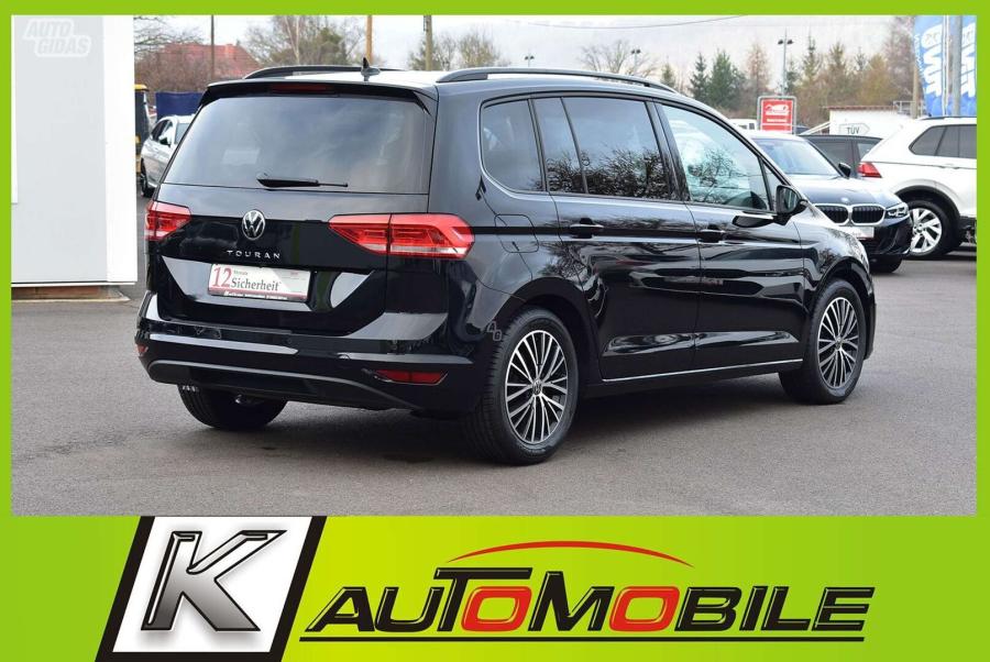 Melns Volkswagen Touran 2023 Kauņa, ar dzinēja tilpumu 1.50 L un nobraukumu 22 tūkst. km par 33197 €, foto 4 vietnē AUTOMOTO.COM.LV