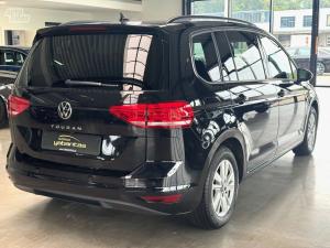 Black Volkswagen Touran 2023 in Kaunas, with an engine capacity of 1.50 L and mileage of 33 thousand km for 33114 €, photo 6 on AUTOMOTO.COM.LV
