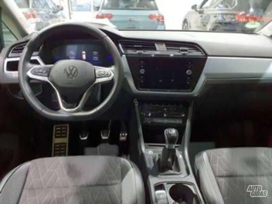 Black Volkswagen Touran 2025 in Kaunas, with an engine capacity of 1.50 L and mileage of 16 thousand km for 32586 €, photo 4 on AUTOMOTO.COM.LV
