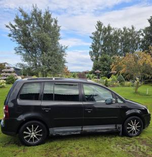 Black Volkswagen Touran 2003 in Ogre, with an engine capacity of 2.00 L and mileage of 418 thousand km for 700 €, photo 4 on AUTOMOTO.COM.LV